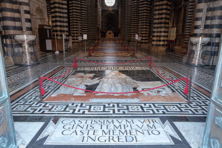 Bekijk de mozaïeken in de vloer van de Duomo in Siena