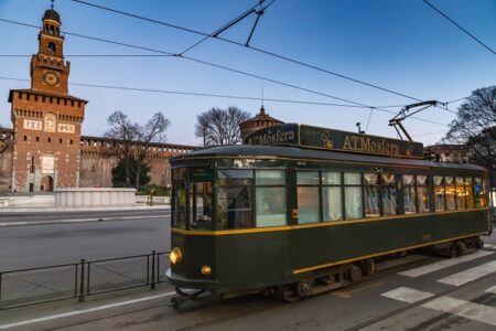 Atmosfera: dineren in een restaurant in een tram - Milaan