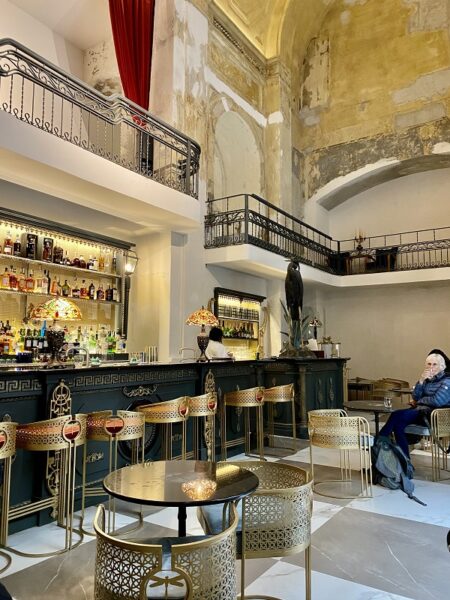 Scotto Jonno – bistro, bibliotheek en cocktailbar in Napels