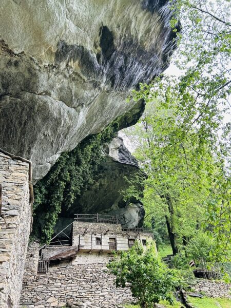 Balma Boves – verlaten dorpje in de rotsen van Monte Bracco
