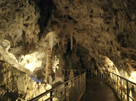Op avontuur in en om de grotten van Frasassi - Le Marche
